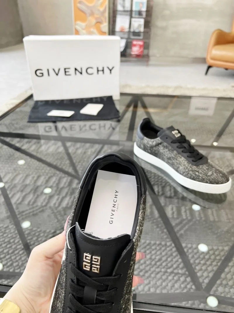 Accurate model Givenchy Shoes