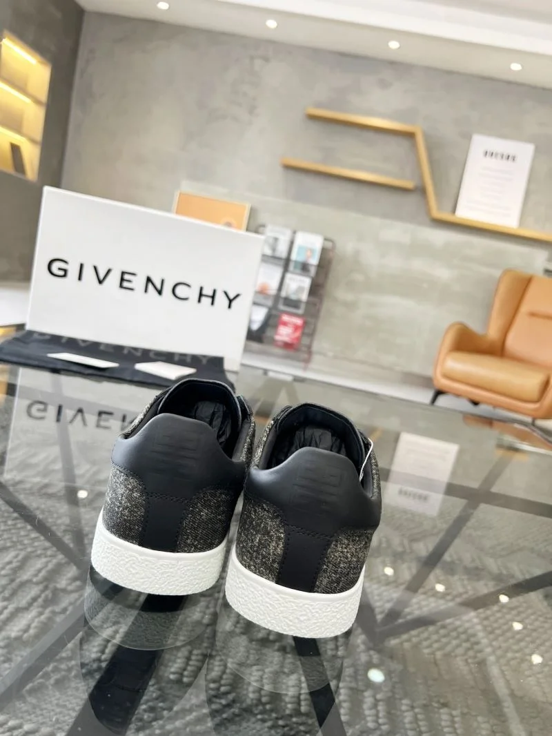 Accurate model Givenchy Shoes