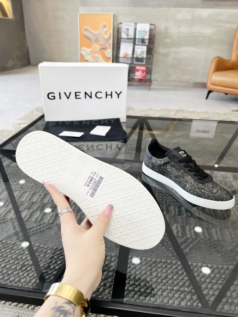 Accurate model Givenchy Shoes