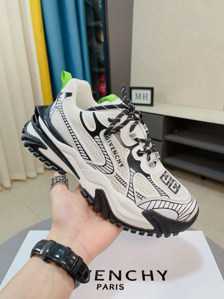 Accurate model Givenchy Shoes