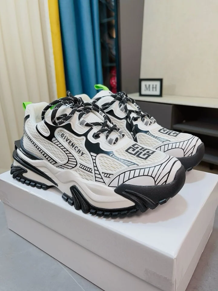 Accurate model Givenchy Shoes