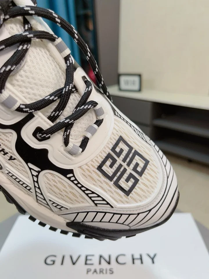 Accurate model Givenchy Shoes