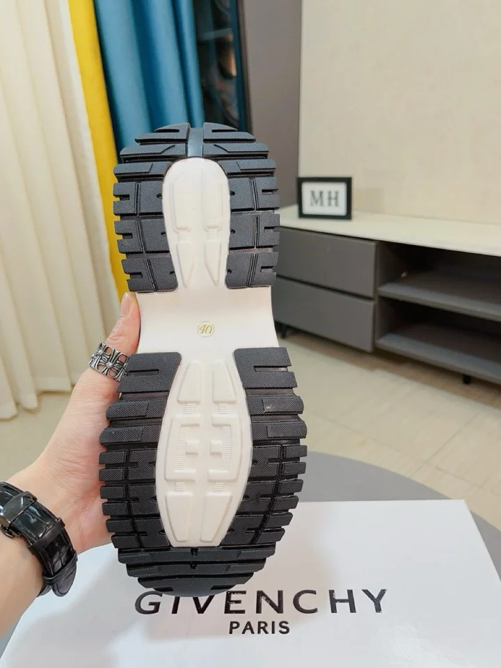 Accurate model Givenchy Shoes