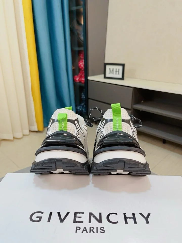 Accurate model Givenchy Shoes