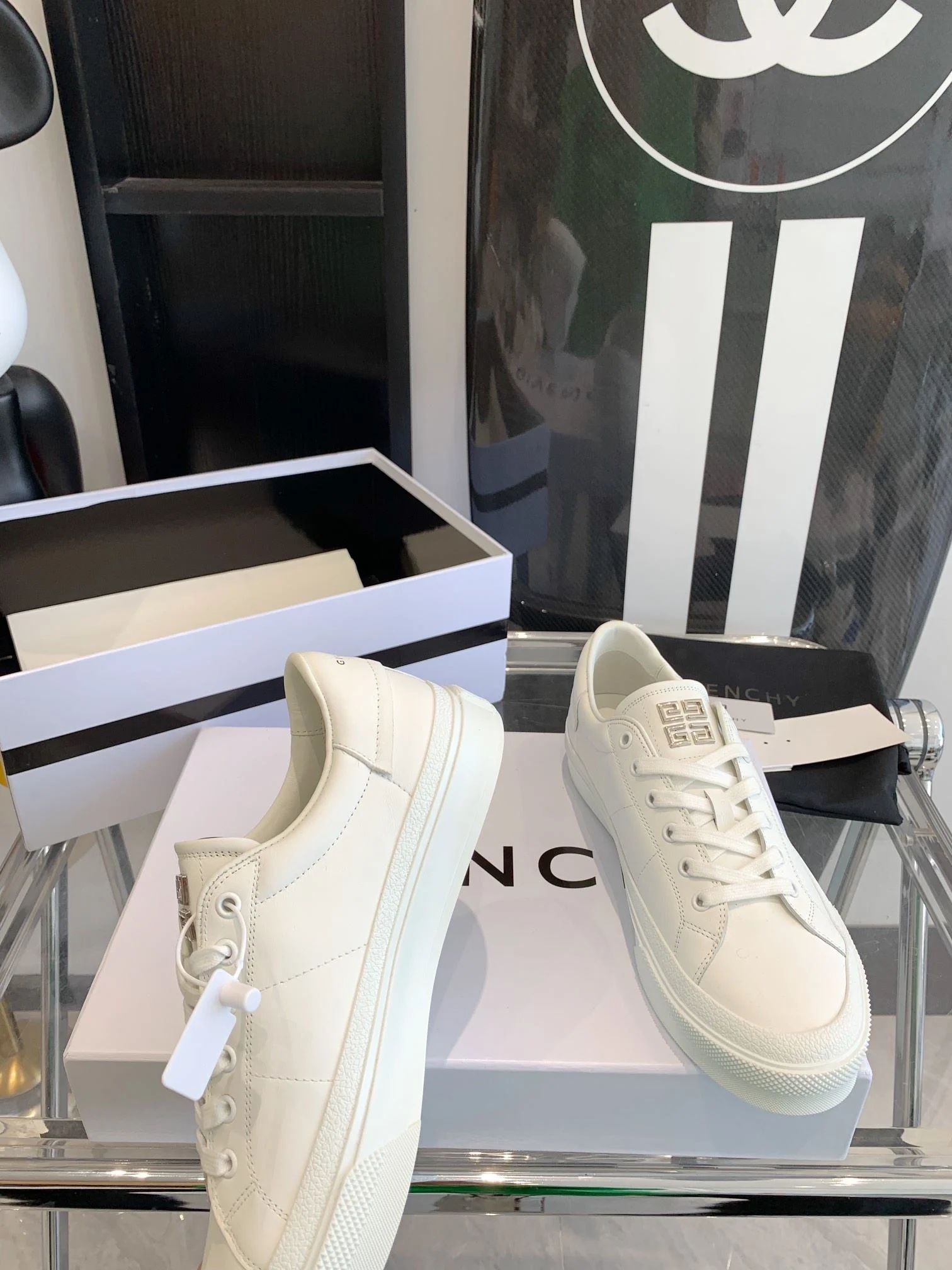 Accurate model Givenchy Shoes