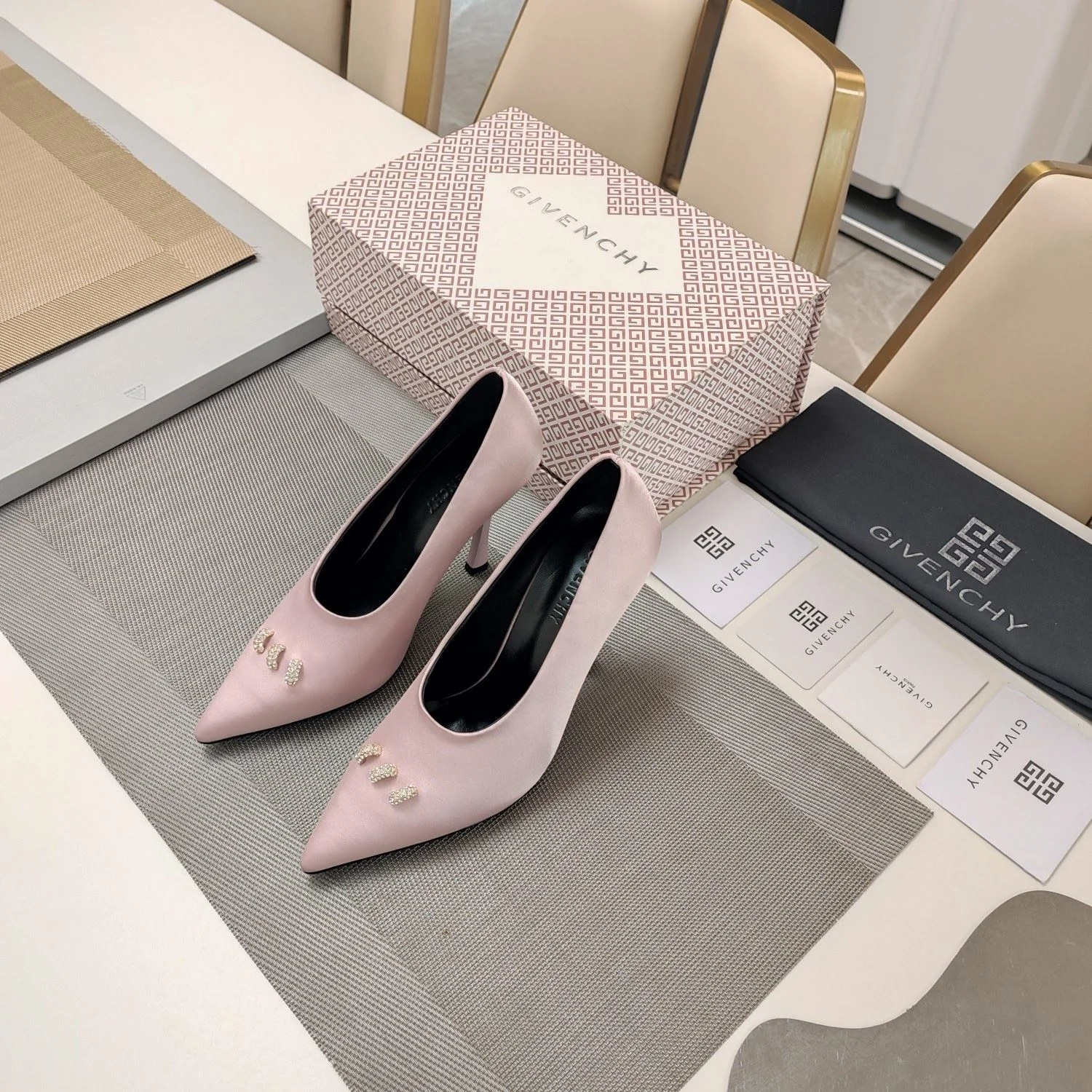 Accurate model Givenchy Shoes
