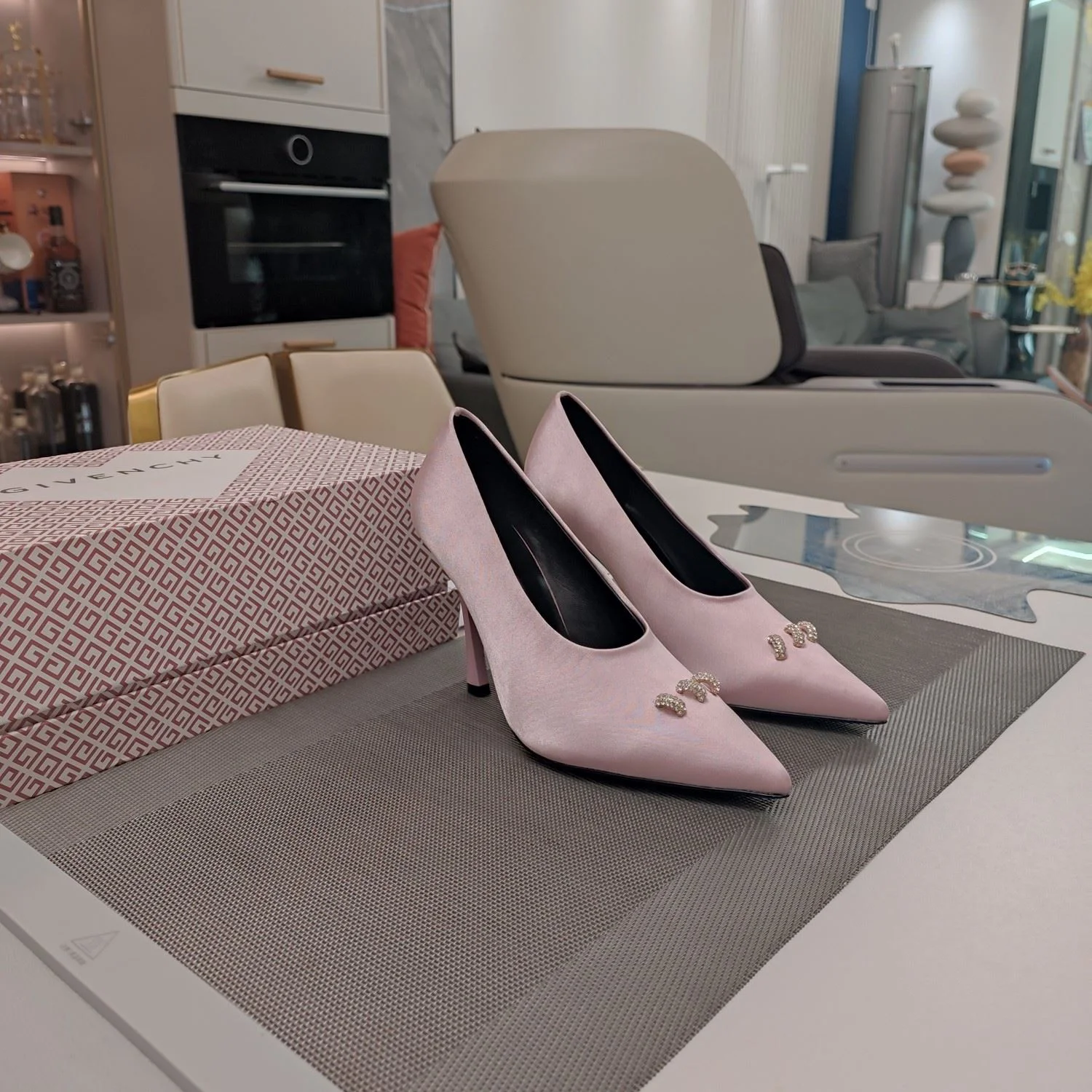 Accurate model Givenchy Shoes
