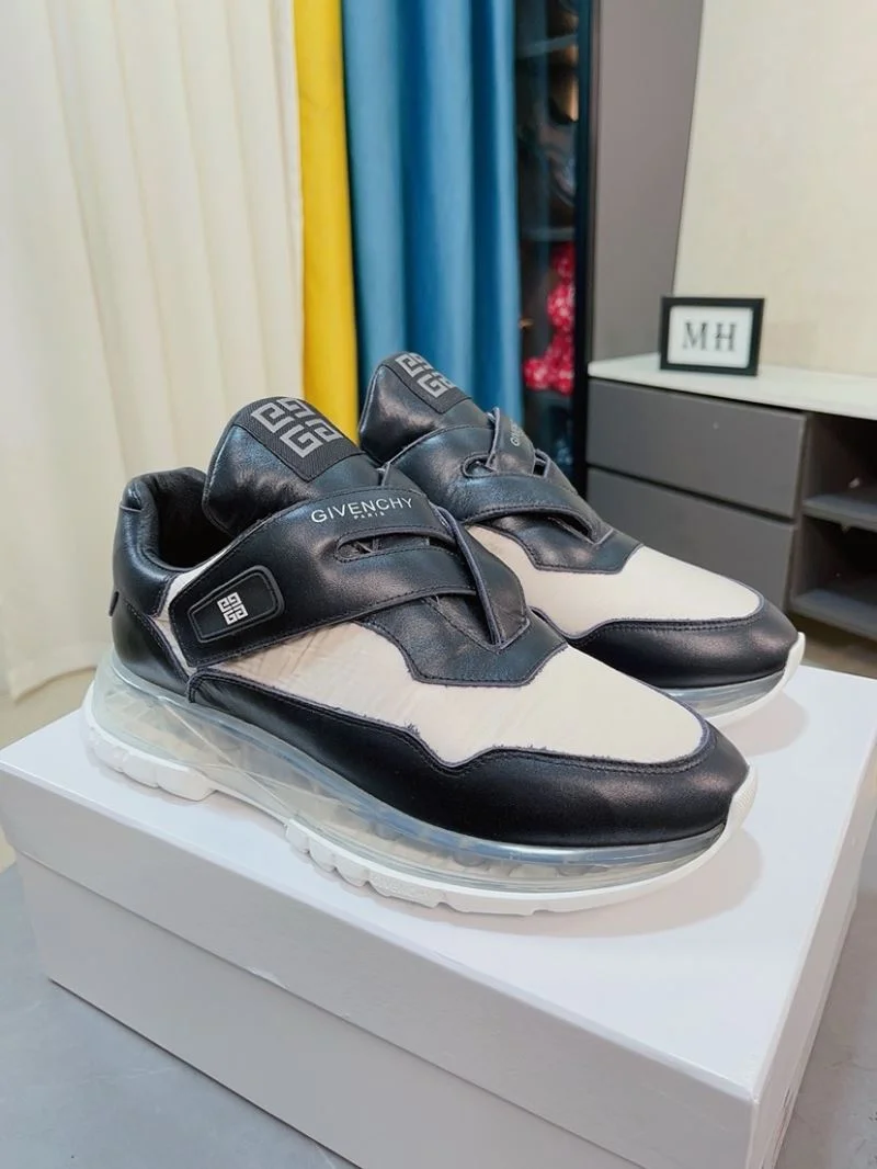 Accurate model Givenchy Shoes