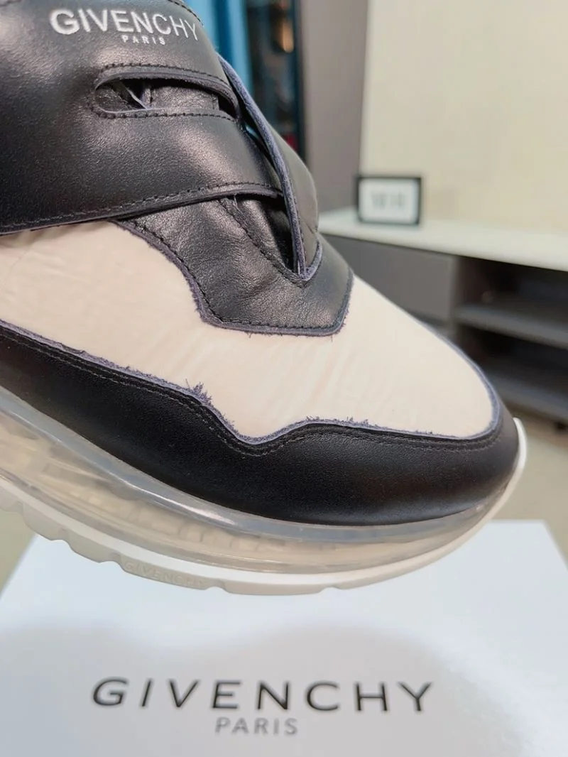 Accurate model Givenchy Shoes