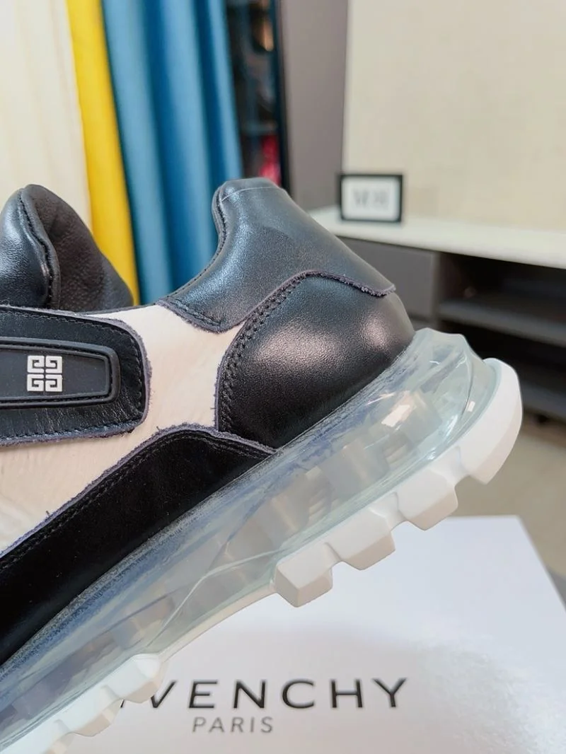 Accurate model Givenchy Shoes