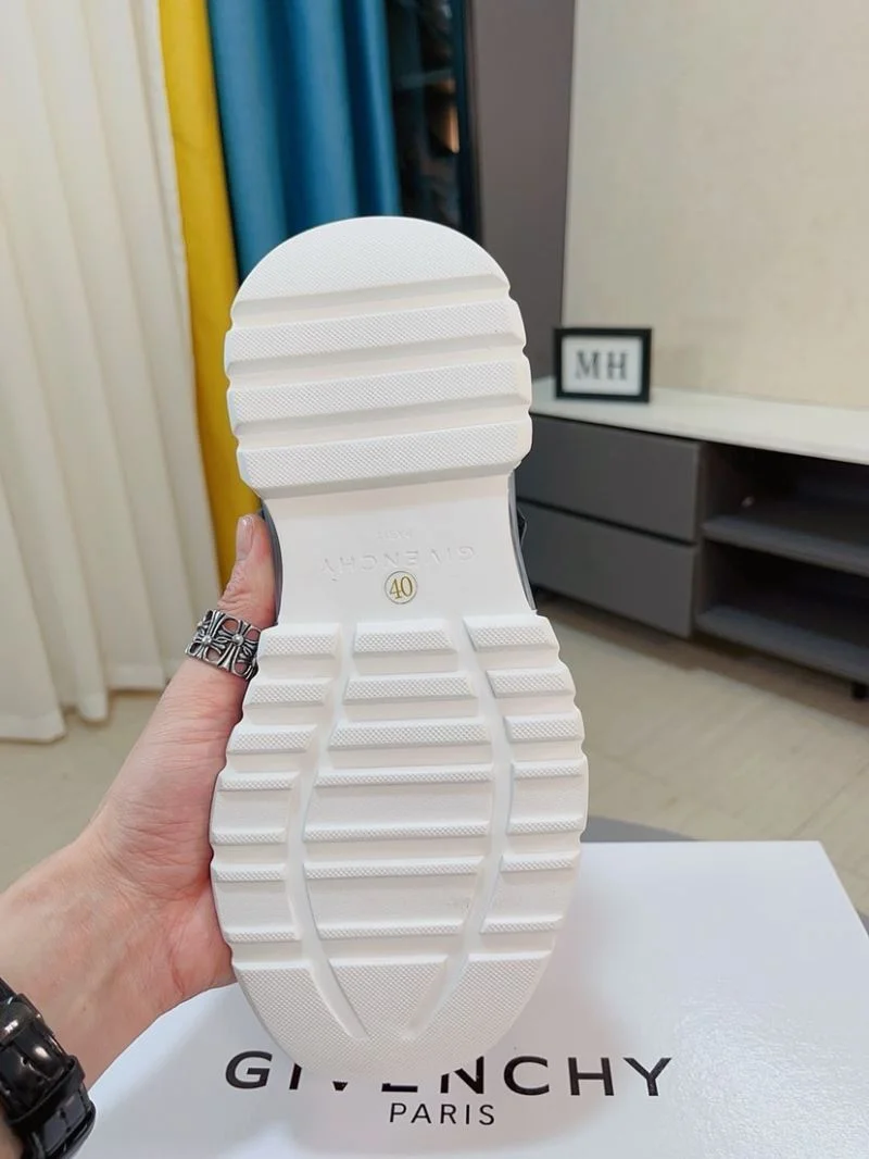 Accurate model Givenchy Shoes