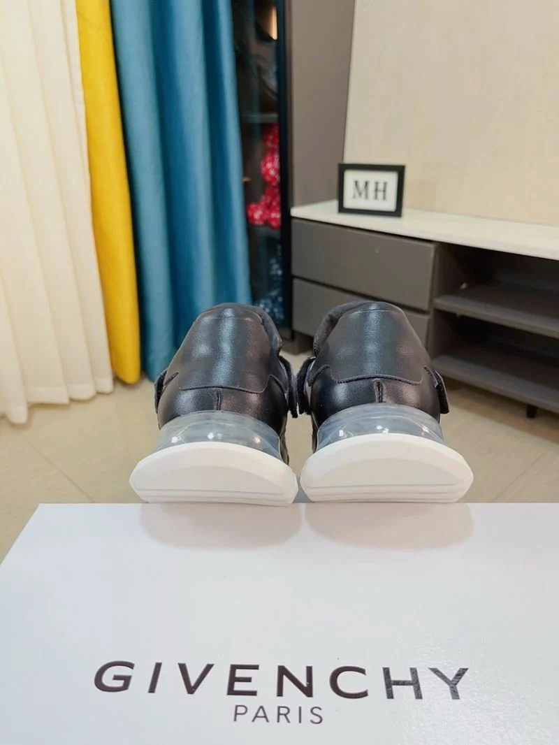 Accurate model Givenchy Shoes