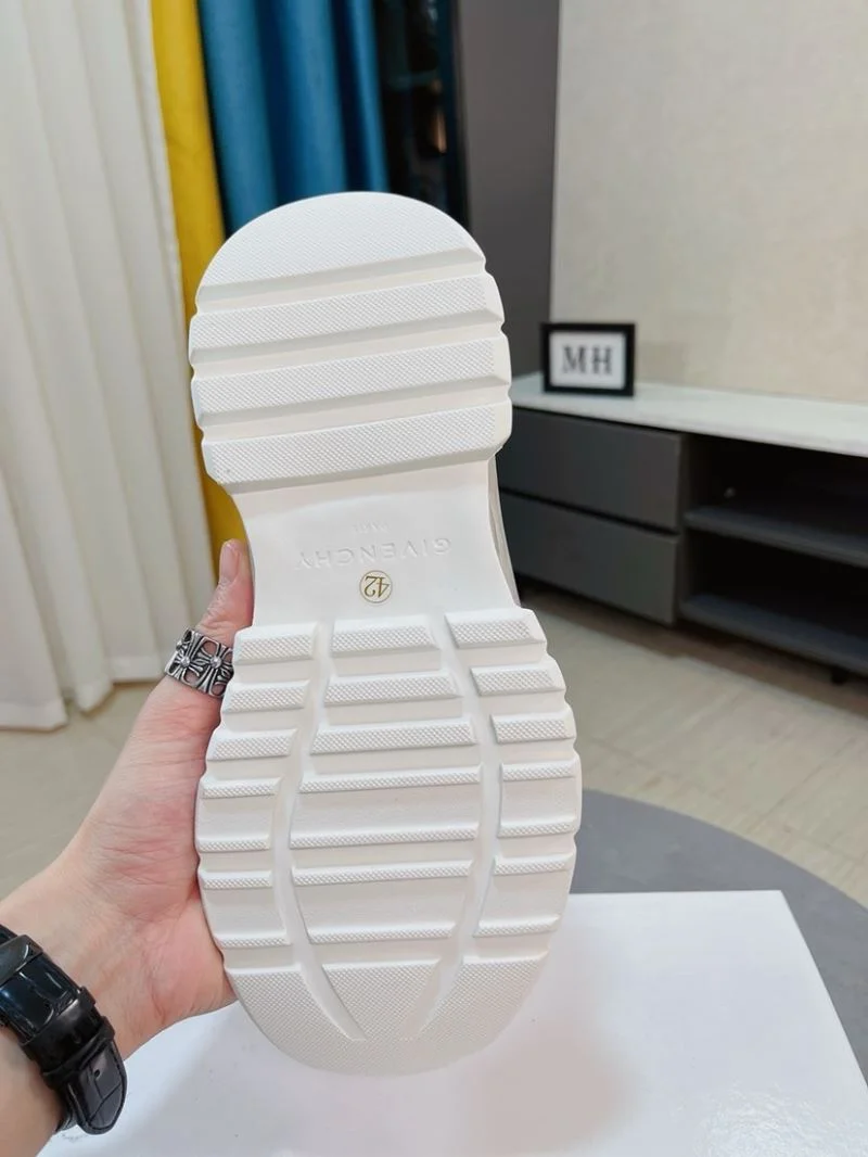 Accurate model Givenchy Shoes