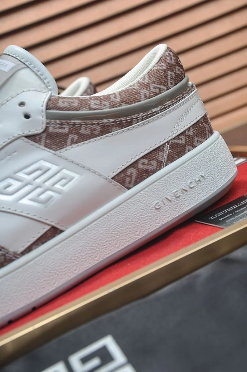 Accurate model Givenchy Shoes