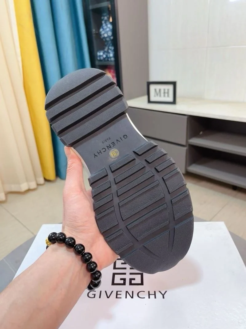 Accurate model Givenchy Shoes