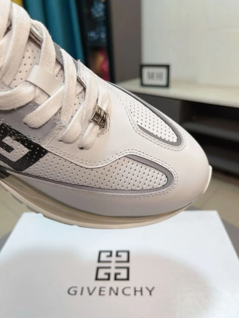 Accurate model Givenchy Shoes