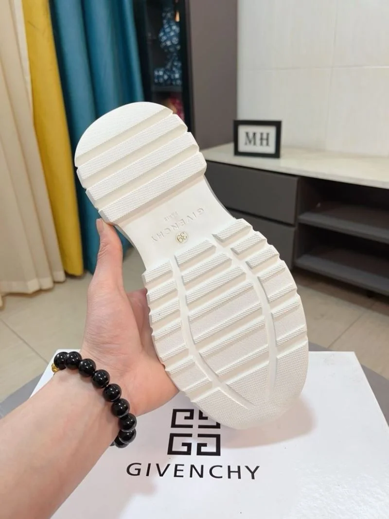 Accurate model Givenchy Shoes