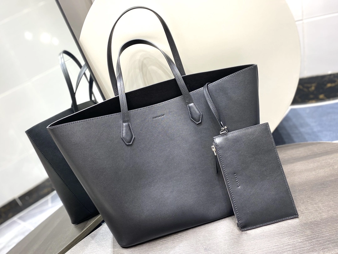 Accurate model Givenchy Shopping Bags