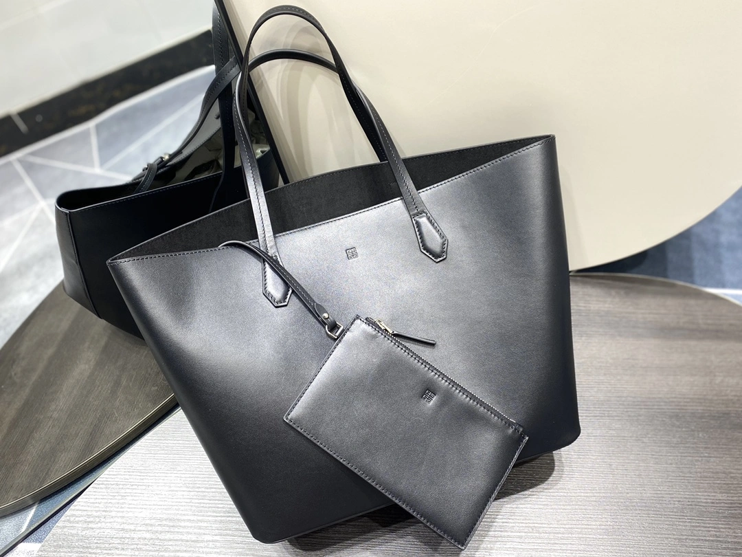 Accurate model Givenchy Shopping Bags