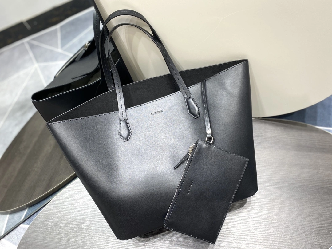 Accurate model Givenchy Shopping Bags