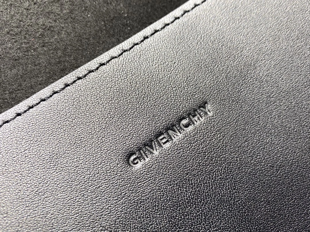 Accurate model Givenchy Shopping Bags