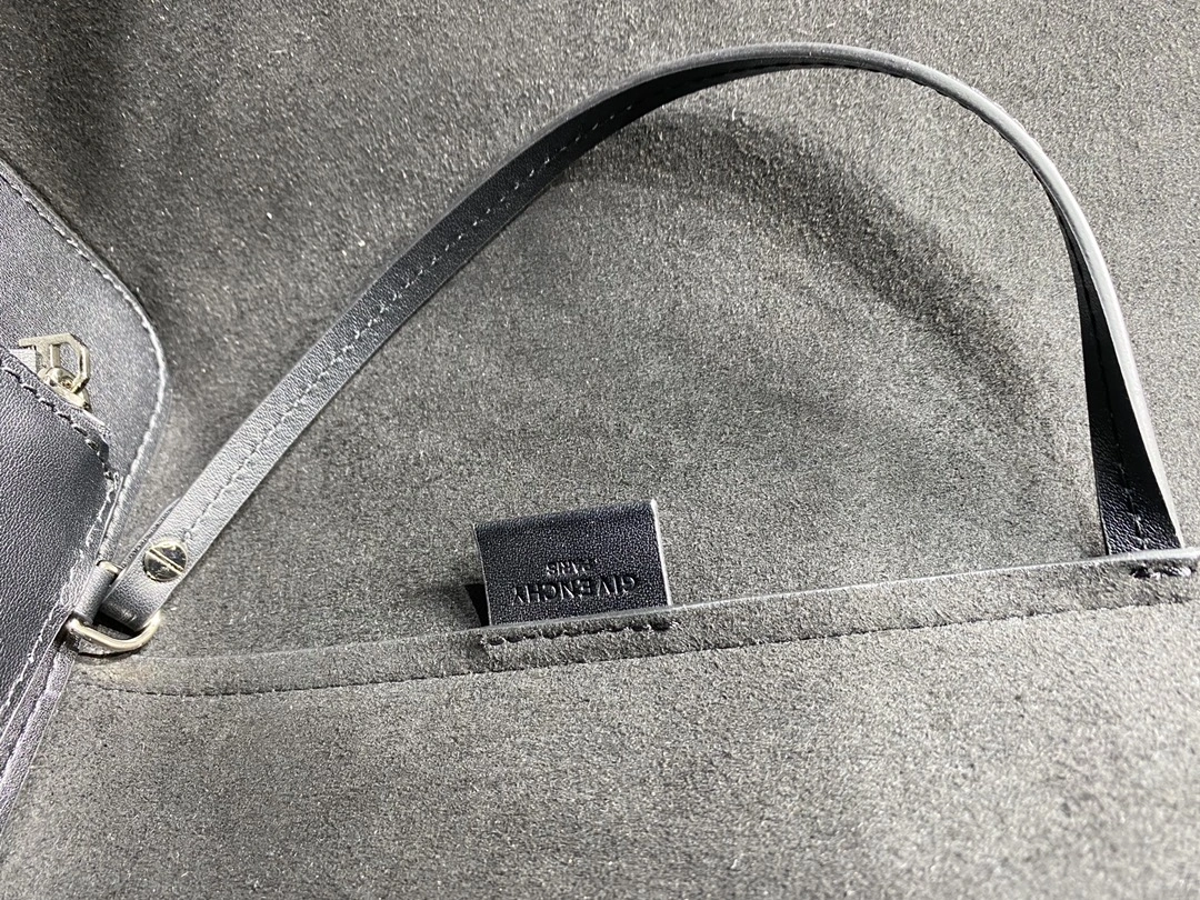 Accurate model Givenchy Shopping Bags