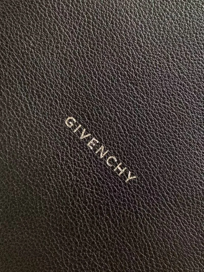 Accurate model Givenchy Shopping Bags