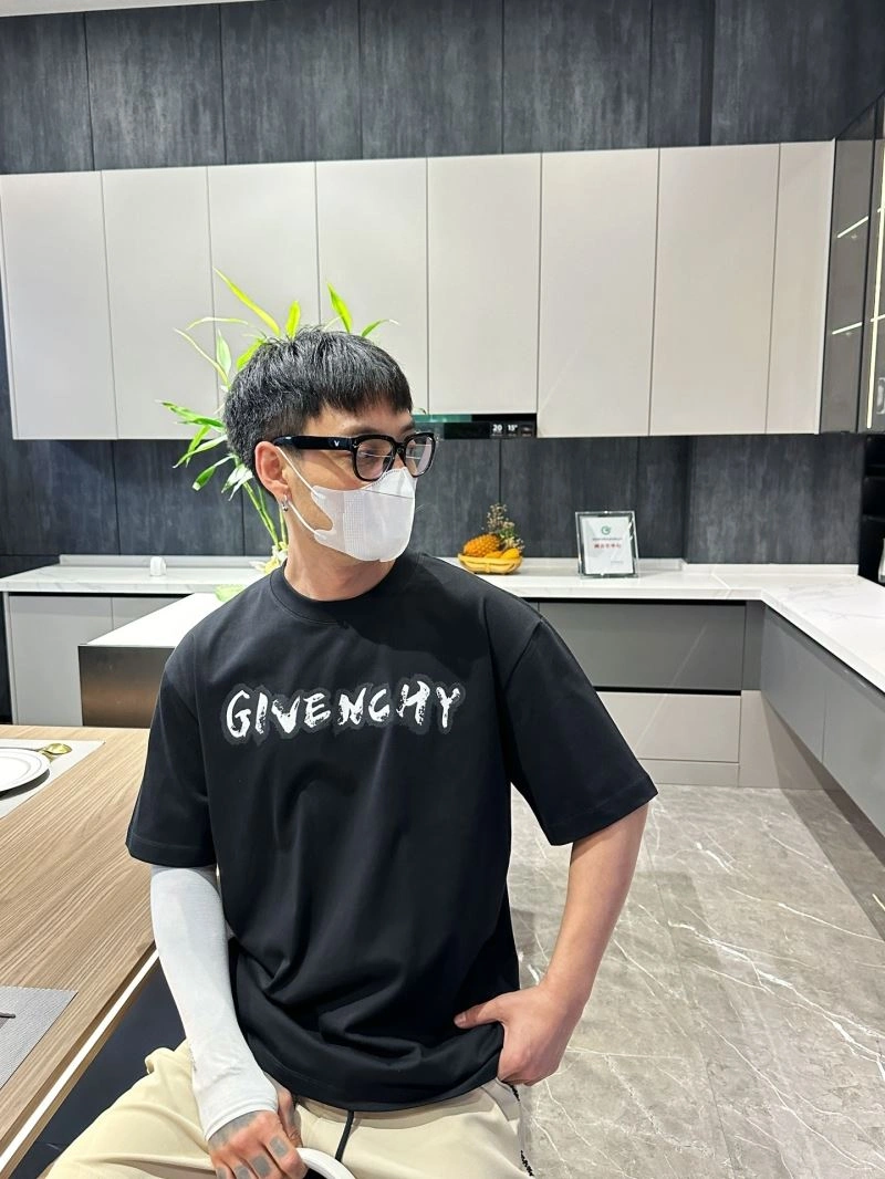 Bargain Givenchy T-Shirts