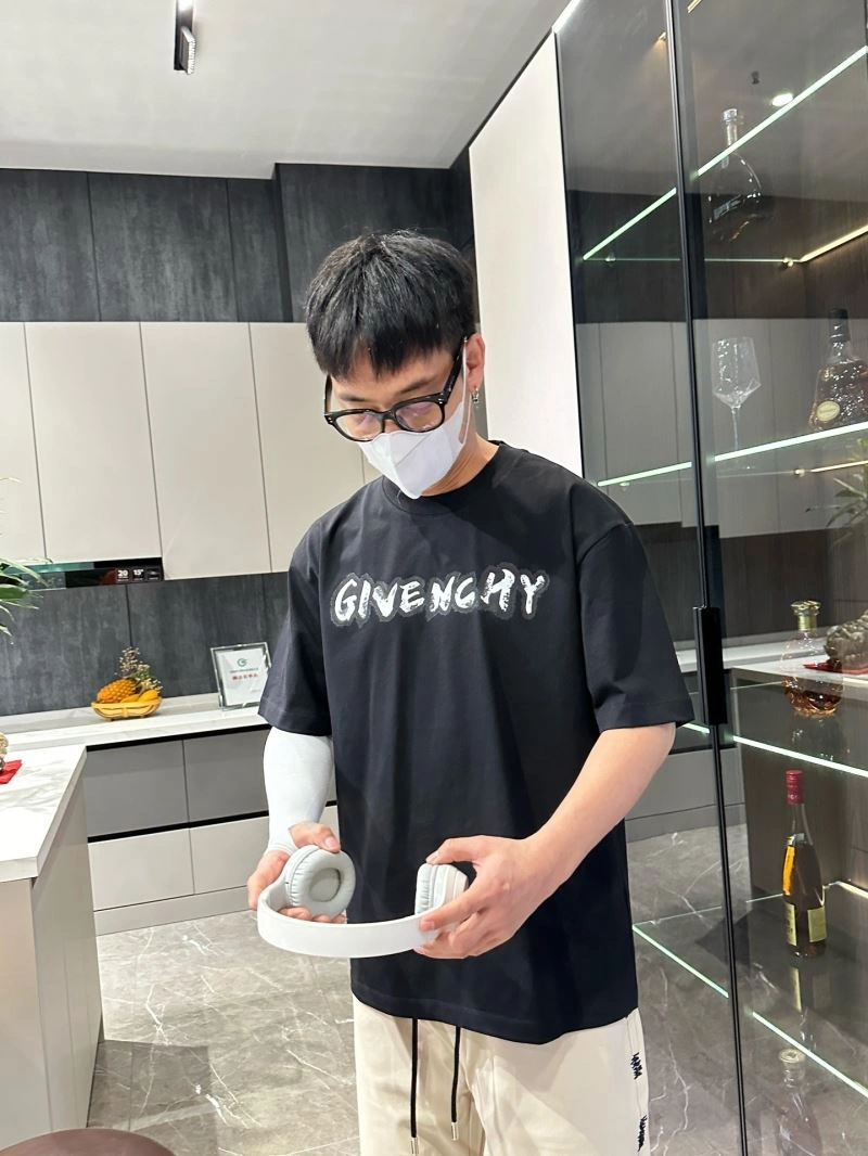 Bargain Givenchy T-Shirts