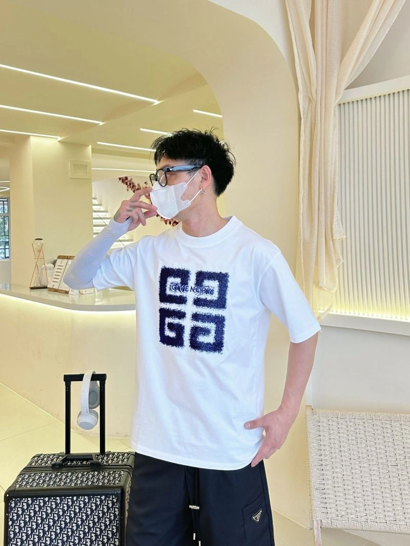 Accurate model Givenchy T-Shirts