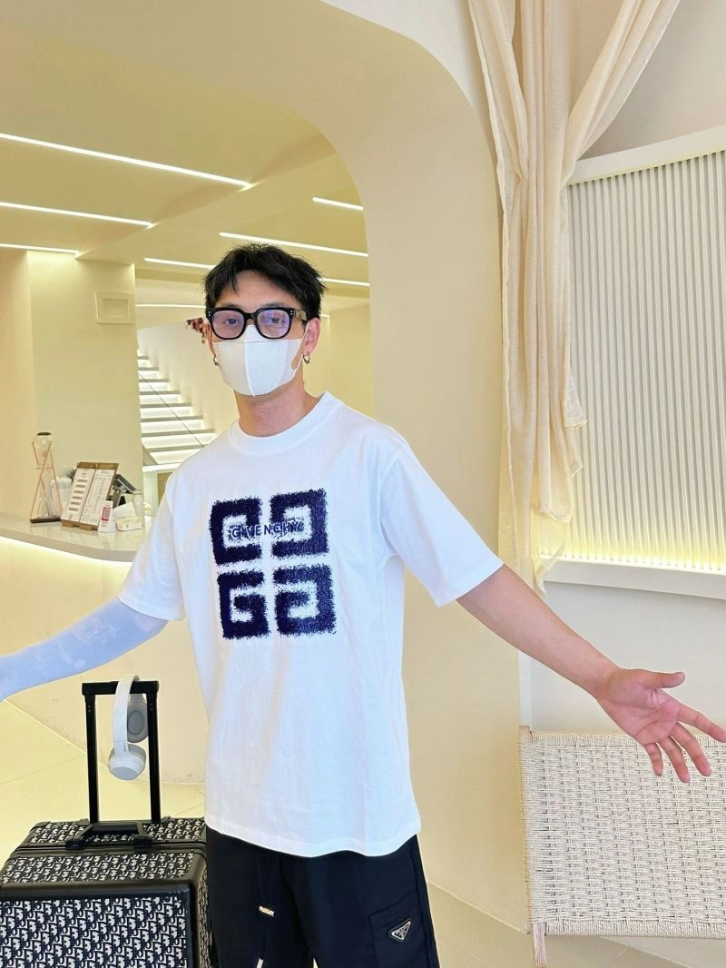 Accurate model Givenchy T-Shirts