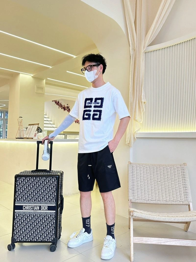 Accurate model Givenchy T-Shirts