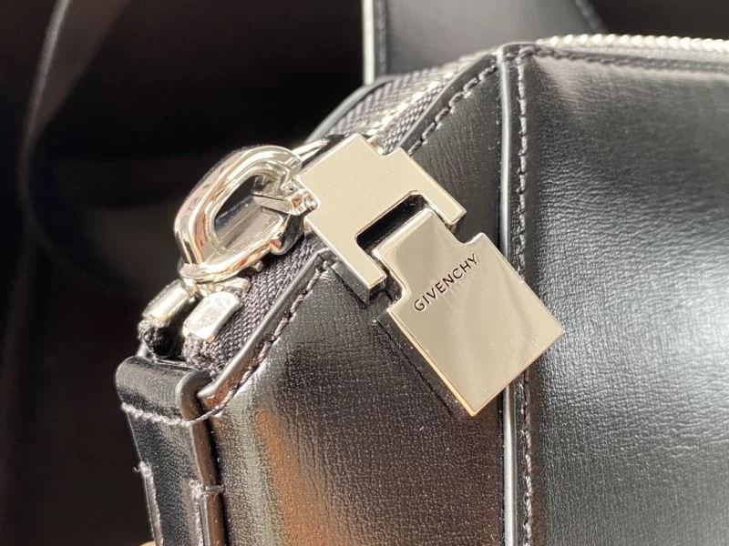 Accurate model Givenchy Waist Chest Packs