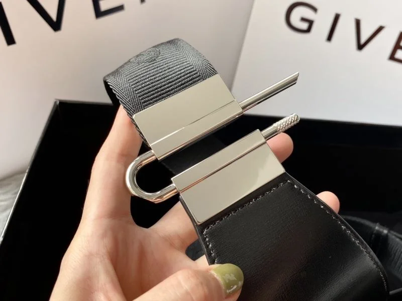 Accurate model Givenchy Waist Chest Packs