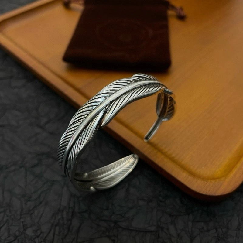 Indistinguishable Goros Bracelets