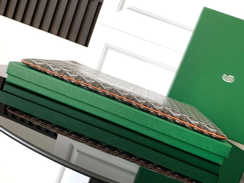 Value-priced Goyard Clutch Bags
