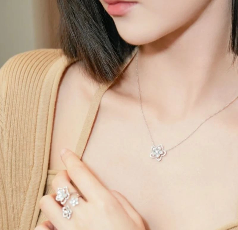 Indistinguishable Graff Necklaces