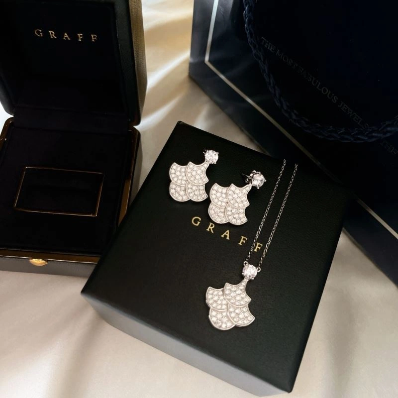 Low-cost Graff Necklaces