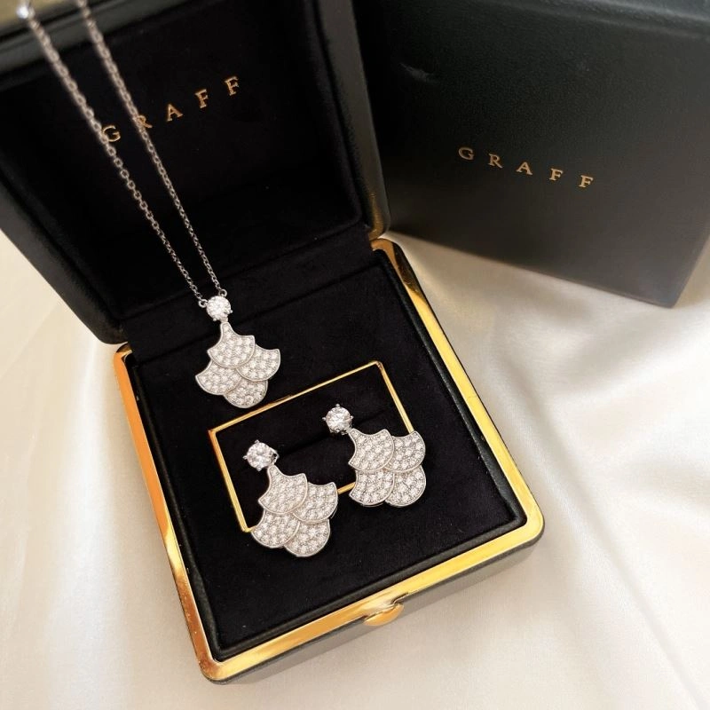 Low-cost Graff Necklaces