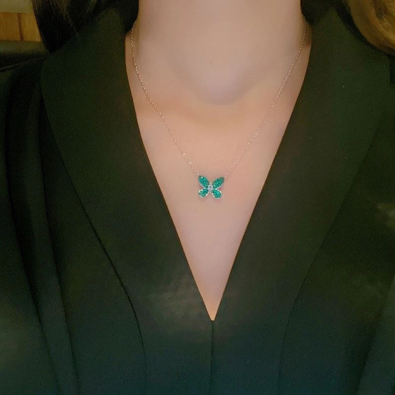 Indistinguishable Graff Necklaces