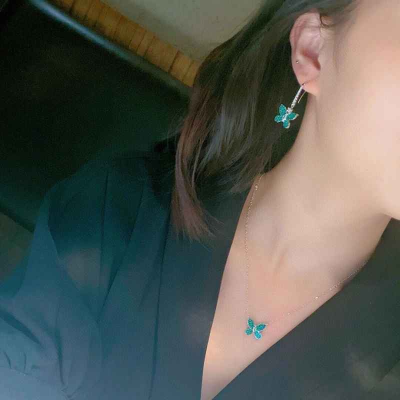 Indistinguishable Graff Necklaces