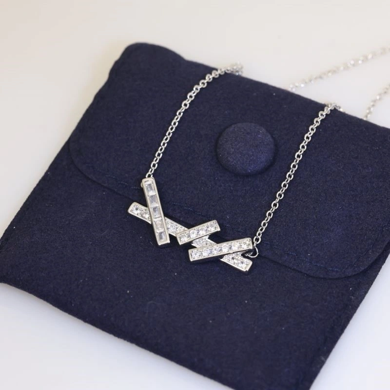 Indistinguishable Graff Necklaces