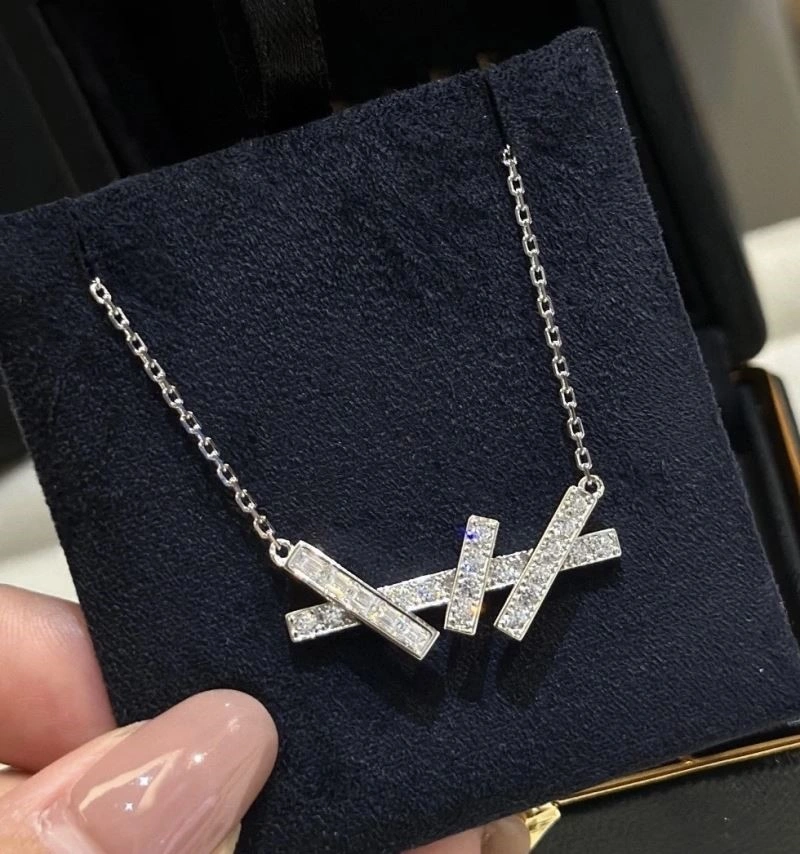 Indistinguishable Graff Necklaces