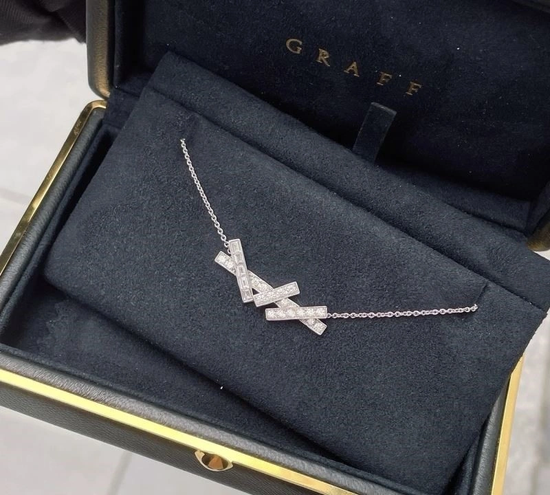 Indistinguishable Graff Necklaces