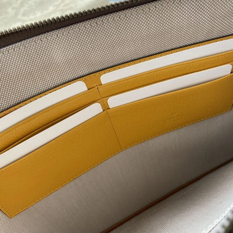 Value-priced Gucci Clutch Bags