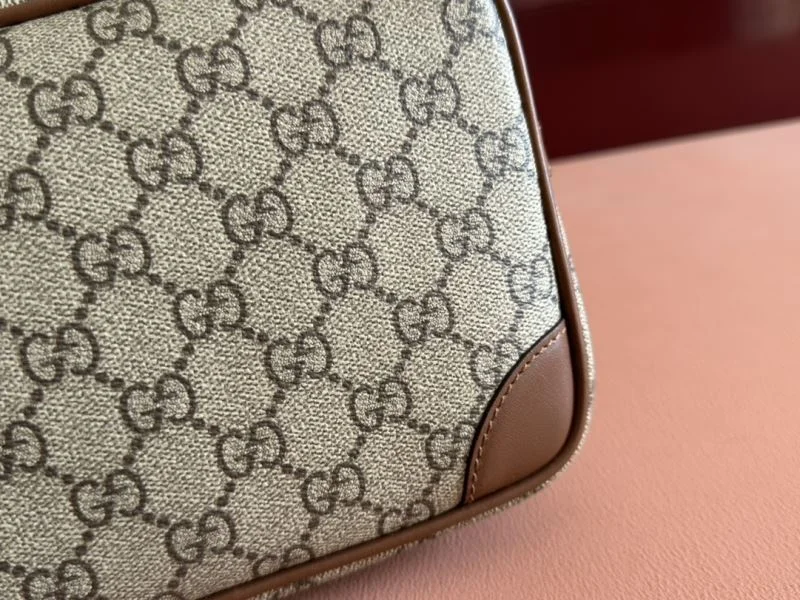 Accurate model Gucci Cosmetic Bags