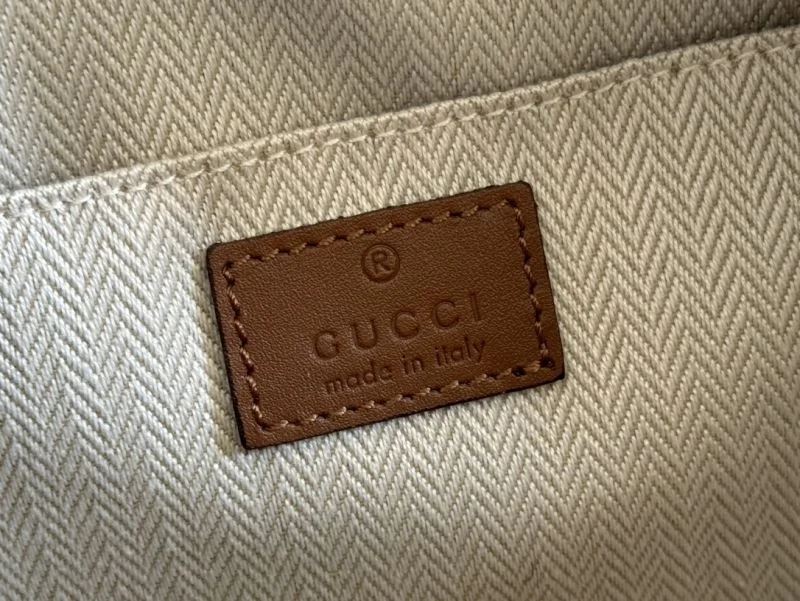 Accurate model Gucci Cosmetic Bags