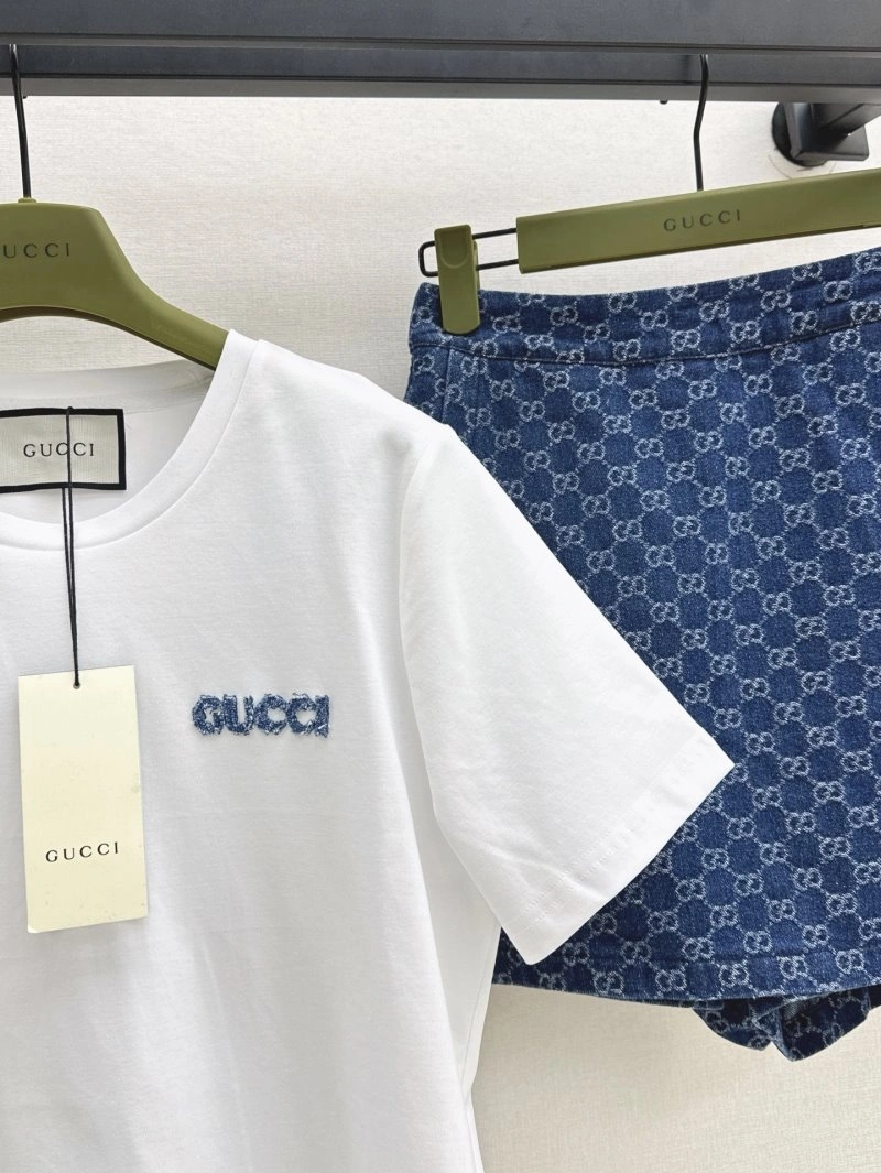 Low-cost Gucci Dress Suits