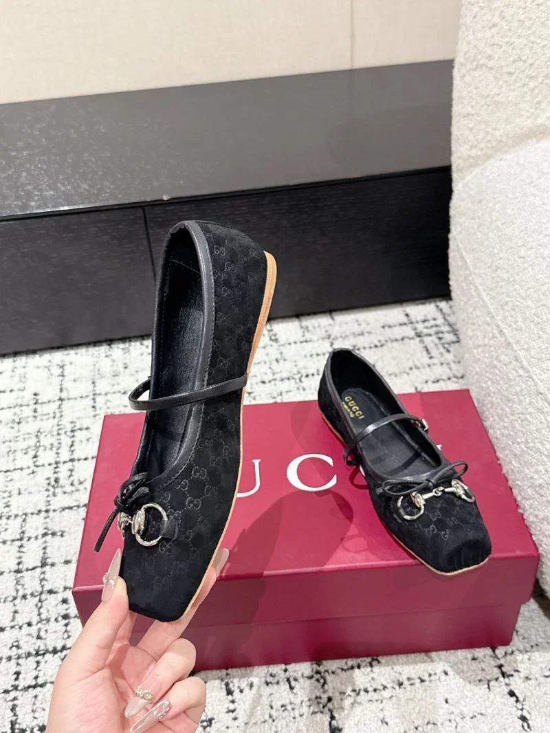 Brand-authenticated Gucci Flat Shoes