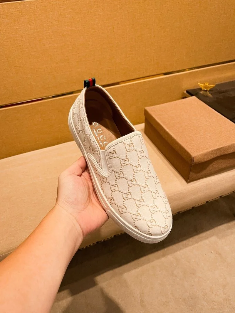 Value-priced Gucci Low Shoes
